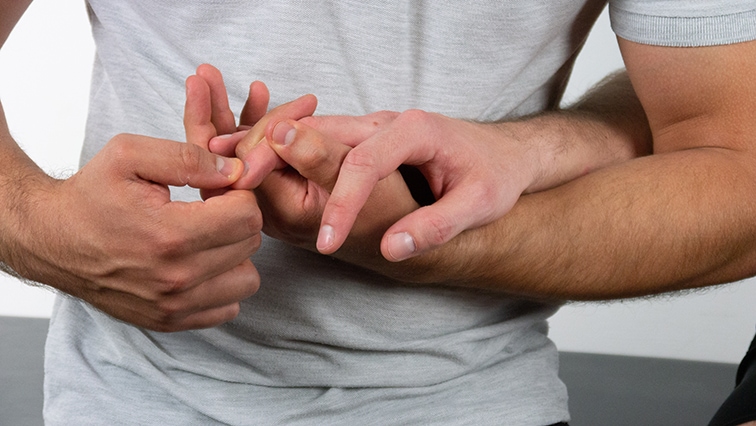 Hoffmanns Zeichen | Hoffmann-Reflex zur Beurteilung von Läsionen des ...