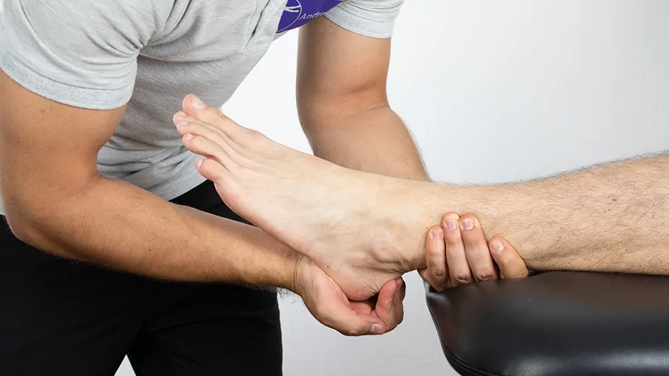 Prueba de empuje del talón | Evaluación del pinzamiento posterior del ...